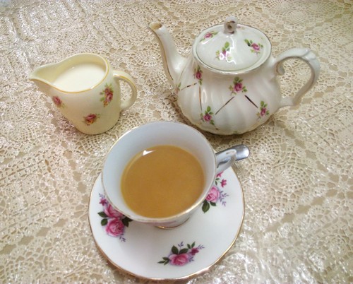 Chá com leite e o dilema sobre a forma de adicionar o leite - Assins ...